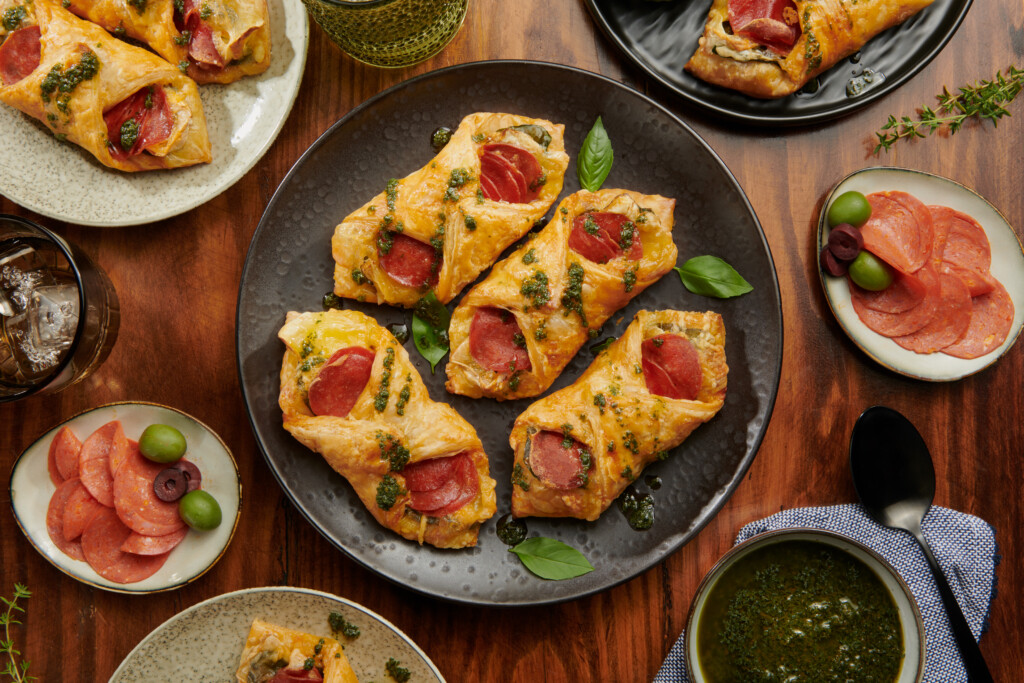 Pepperoni, queso puff pastry con pesto - Induveca